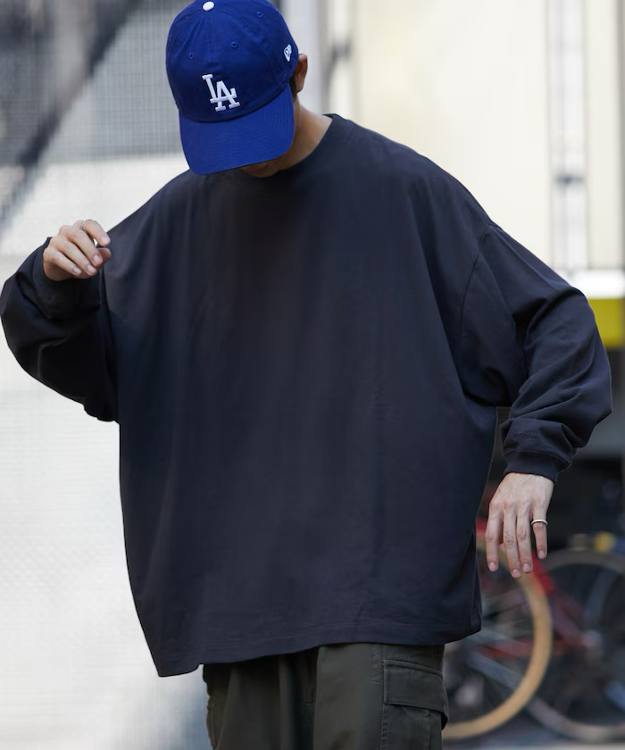 CHOW DOWN / Wide silhouette, one-point embroidery, crew neck, long sle ...